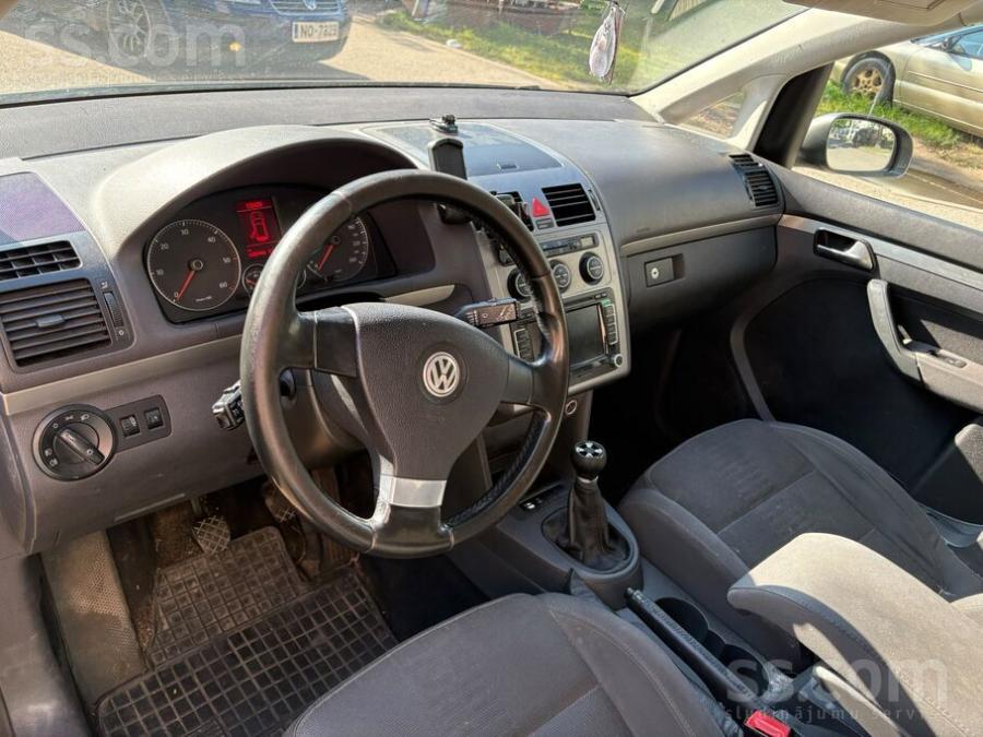 Grey Volkswagen Touran 2007 in Daugavpils, with an engine capacity of 2.00 L and mileage of 426 thousand km for 450 €, photo 17 on AUTOMOTO.COM.LV
