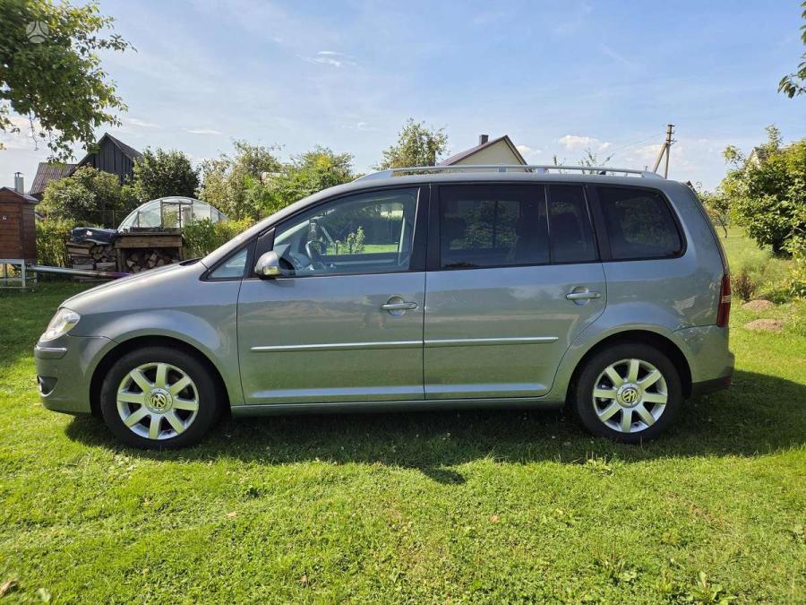 Grey Volkswagen Touran 2007 in Vilnius, with an engine capacity of 1.90 L and mileage of 380 thousand km for 3000 €, photo 4 on AUTOMOTO.COM.LV