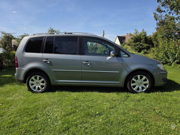 Volkswagen Touran 2007 in Vilnius on AUTOMOTO.COM.LV Grey Volkswagen Touran 2007 in Vilnius, with an engine capacity of 1.90 L and mileage of 380 thousand km for 3000 €, photo 5 on AUTOMOTO.COM.LV