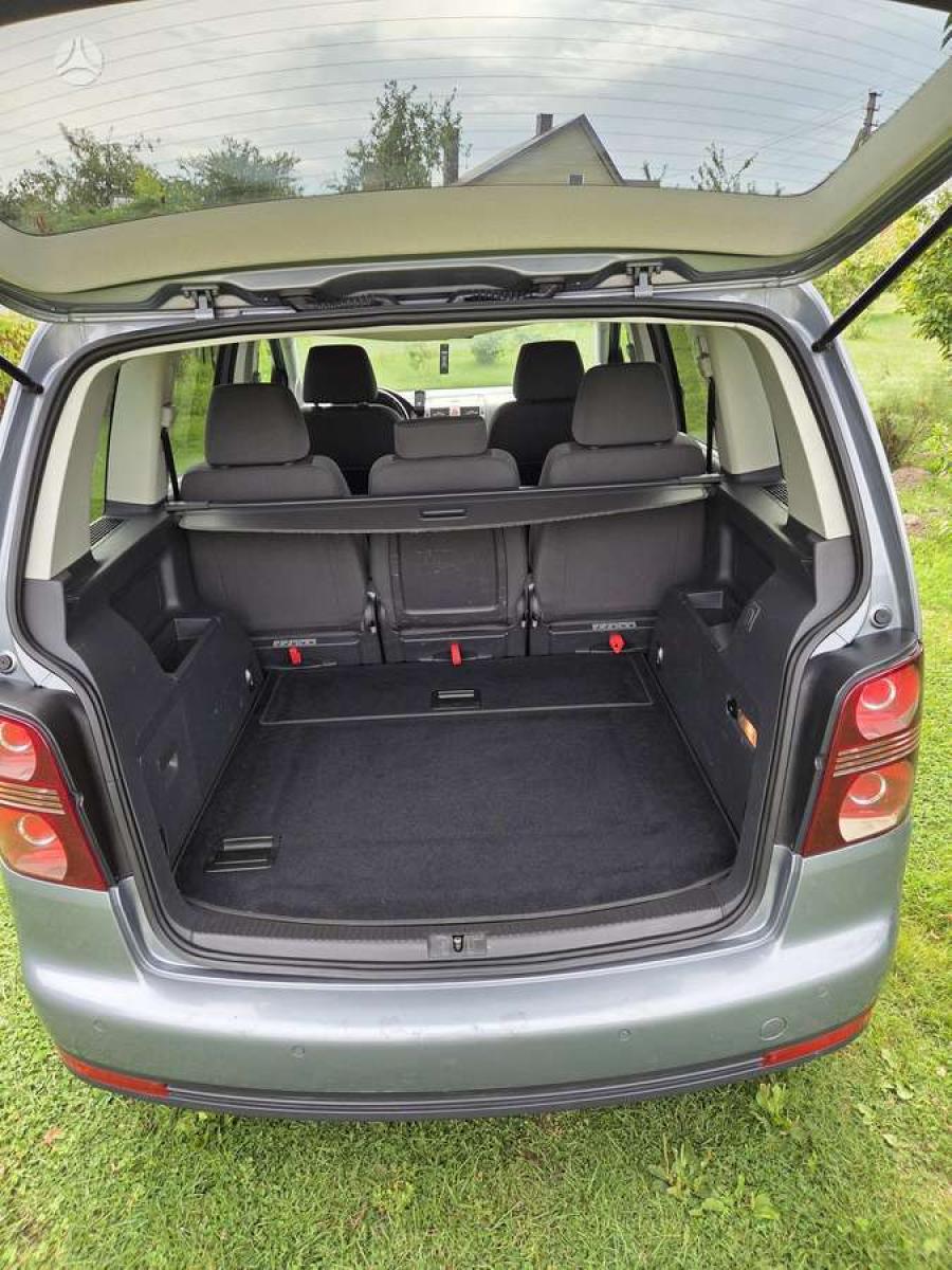 Grey Volkswagen Touran 2007 in Vilnius, with an engine capacity of 1.90 L and mileage of 380 thousand km for 3000 €, photo 8 on AUTOMOTO.COM.LV