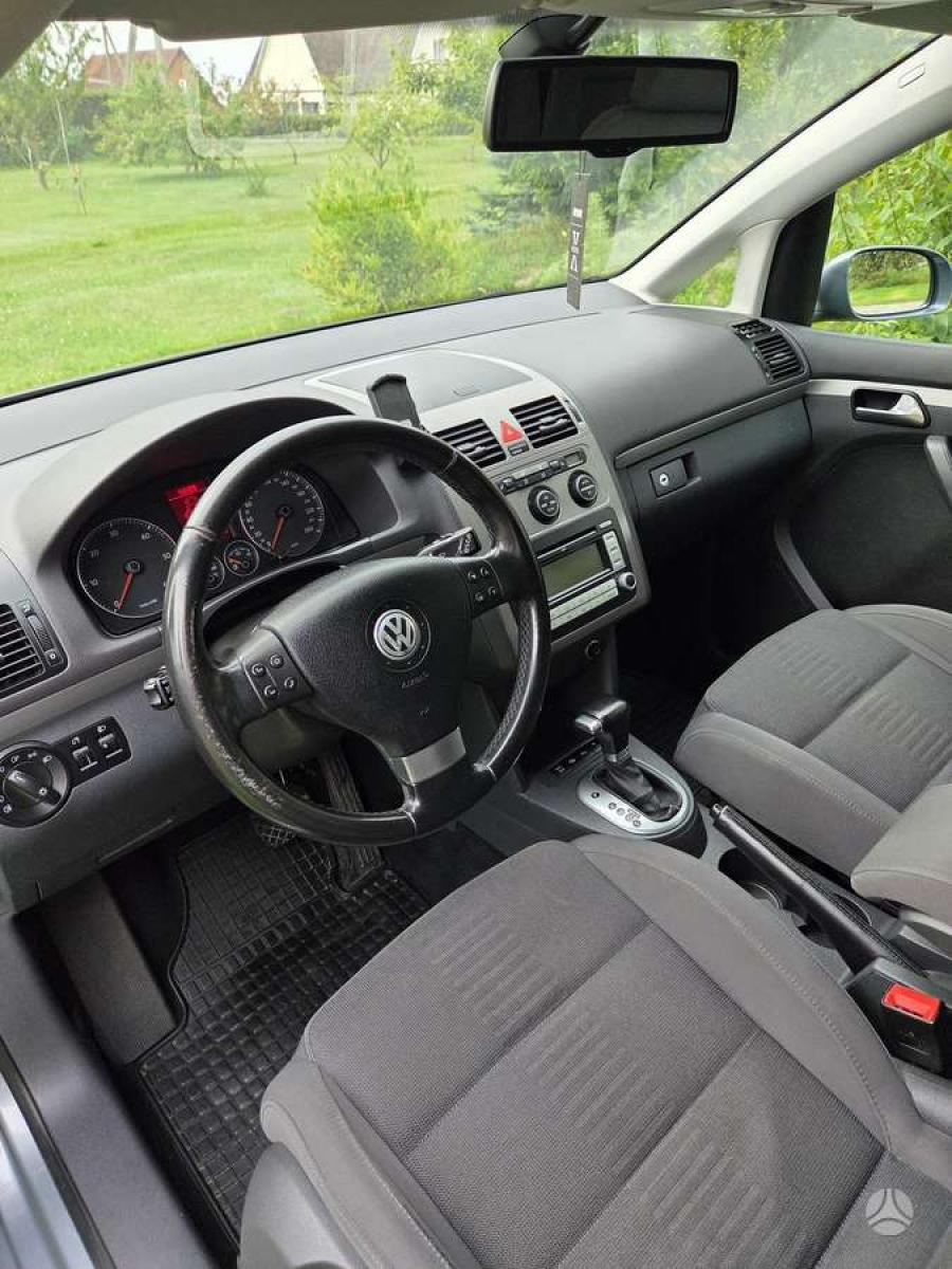 Grey Volkswagen Touran 2007 in Vilnius, with an engine capacity of 1.90 L and mileage of 380 thousand km for 3000 €, photo 12 on AUTOMOTO.COM.LV