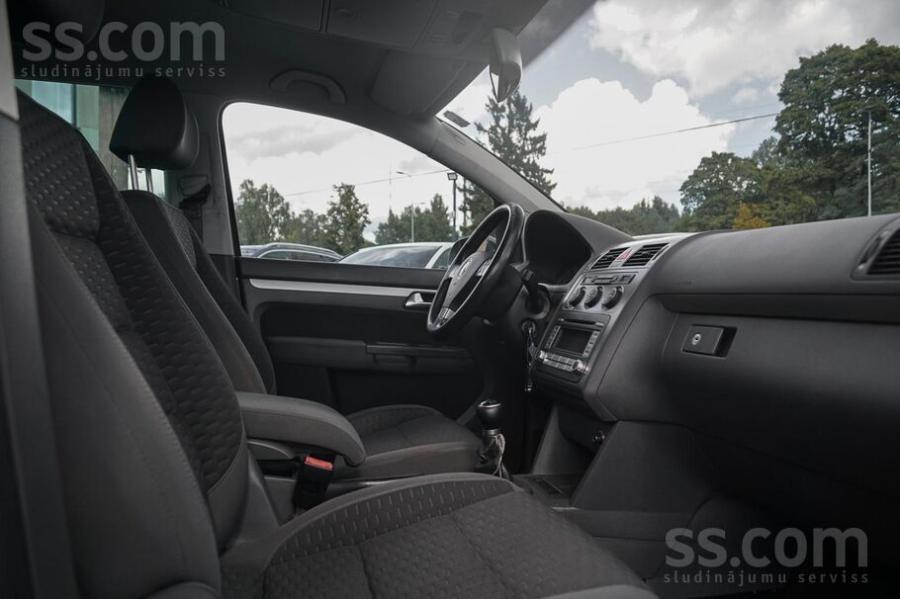 Pelēks Volkswagen Touran 2007 Rīga, ar dzinēja tilpumu 1.40 L un nobraukumu 137 tūkst. km par 4990 €, foto 6 vietnē AUTOMOTO.COM.LV