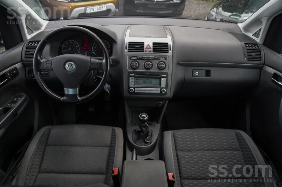 Pelēks Volkswagen Touran 2007 Rīga, ar dzinēja tilpumu 1.40 L un nobraukumu 137 tūkst. km par 4990 €, foto 9 vietnē AUTOMOTO.COM.LV