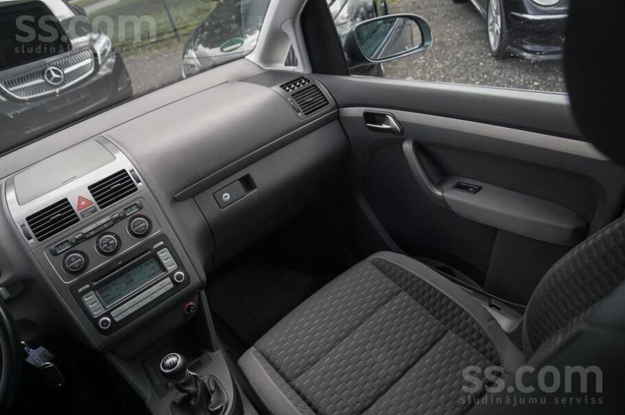 Pelēks Volkswagen Touran 2007 Rīga, ar dzinēja tilpumu 1.40 L un nobraukumu 137 tūkst. km par 4990 €, foto 10 vietnē AUTOMOTO.COM.LV