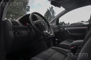 Pelēks Volkswagen Touran 2007 Rīga, ar dzinēja tilpumu 1.40 L un nobraukumu 137 tūkst. km par 4990 €, foto 11 vietnē AUTOMOTO.COM.LV