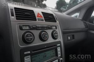 Pelēks Volkswagen Touran 2007 Rīga, ar dzinēja tilpumu 1.40 L un nobraukumu 137 tūkst. km par 4990 €, foto 14 vietnē AUTOMOTO.COM.LV