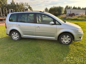 Pelēks Volkswagen Touran 2007 Alūksne, ar dzinēja tilpumu 1.90 L un nobraukumu 301 tūkst. km par 3400 €, foto 3 vietnē AUTOMOTO.COM.LV
