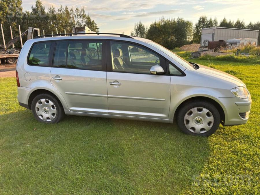 Pelēks Volkswagen Touran 2007 Alūksne, ar dzinēja tilpumu 1.90 L un nobraukumu 301 tūkst. km par 3400 €, foto 3 vietnē AUTOMOTO.COM.LV
