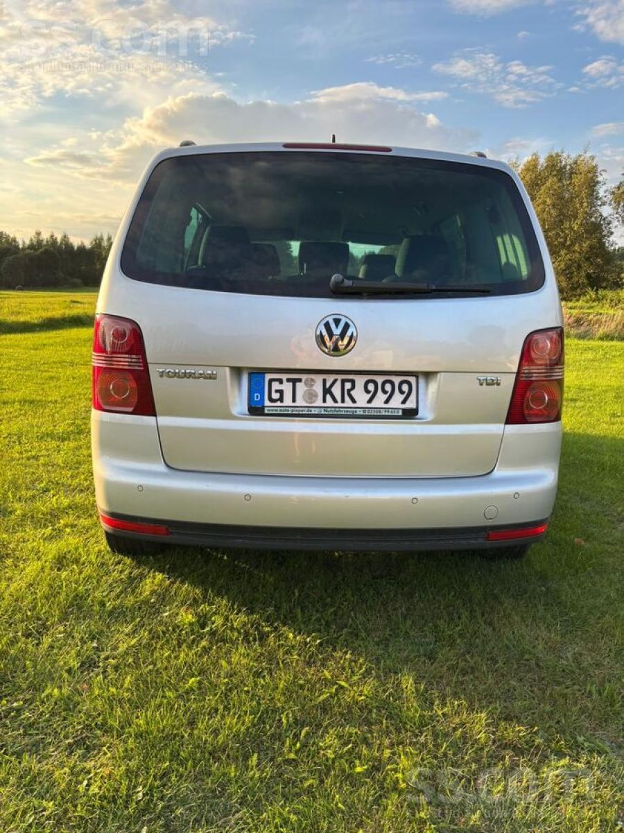 Pelēks Volkswagen Touran 2007 Alūksne, ar dzinēja tilpumu 1.90 L un nobraukumu 301 tūkst. km par 3400 €, foto 4 vietnē AUTOMOTO.COM.LV
