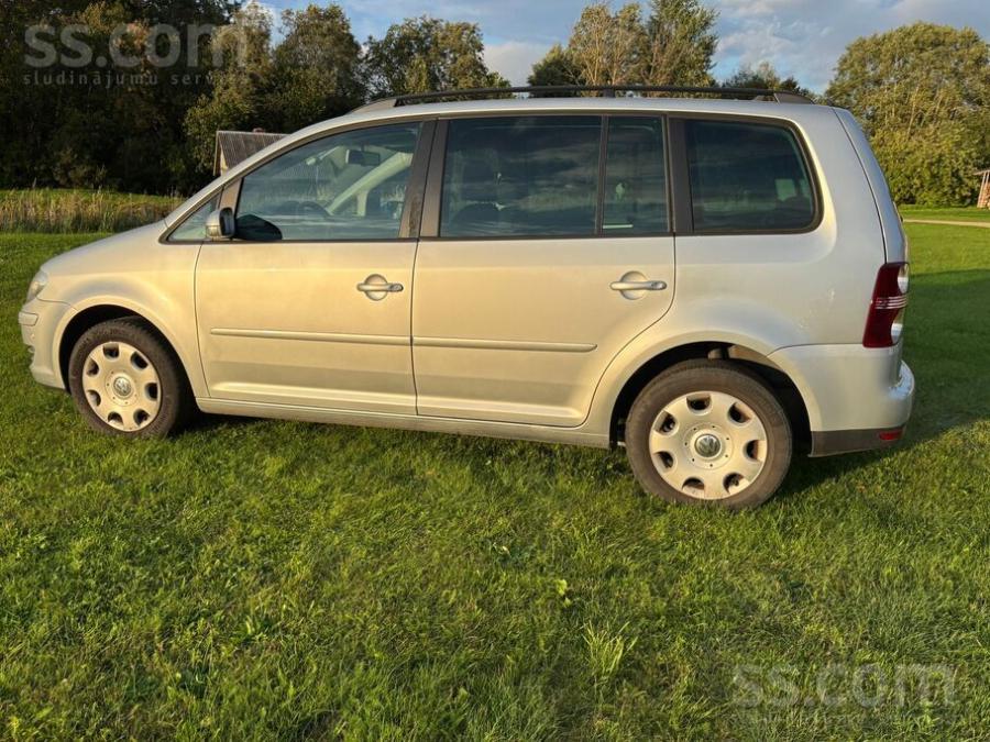 Pelēks Volkswagen Touran 2007 Alūksne, ar dzinēja tilpumu 1.90 L un nobraukumu 301 tūkst. km par 3400 €, foto 5 vietnē AUTOMOTO.COM.LV