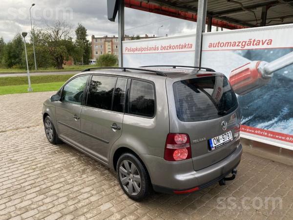 Pelēks Volkswagen Touran 2007 Balvi, ar dzinēja tilpumu 1.90 L un nobraukumu 340 tūkst. km par 2450 €, foto 4 vietnē AUTOMOTO.COM.LV