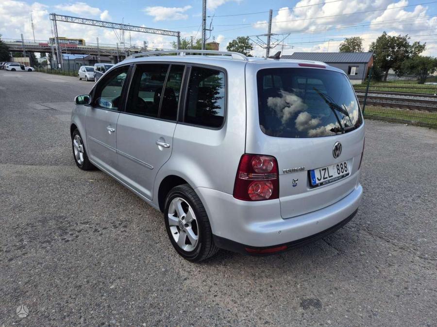 Pelēks Volkswagen Touran 2007 Šauļi, ar dzinēja tilpumu 1.90 L un nobraukumu 280 tūkst. km par 3700 €, foto 3 vietnē AUTOMOTO.COM.LV
