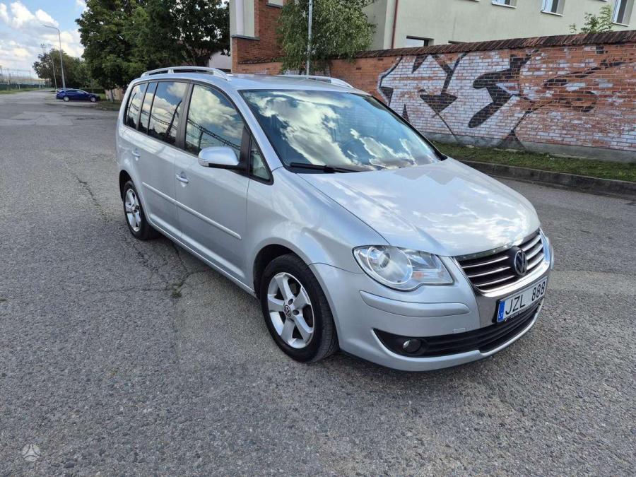 Pelēks Volkswagen Touran 2007 Šauļi, ar dzinēja tilpumu 1.90 L un nobraukumu 280 tūkst. km par 3700 €, foto 4 vietnē AUTOMOTO.COM.LV