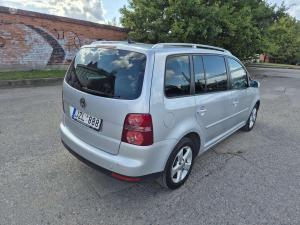 Pelēks Volkswagen Touran 2007 Šauļi, ar dzinēja tilpumu 1.90 L un nobraukumu 280 tūkst. km par 3700 €, foto 8 vietnē AUTOMOTO.COM.LV