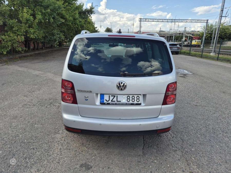 Pelēks Volkswagen Touran 2007 Šauļi, ar dzinēja tilpumu 1.90 L un nobraukumu 280 tūkst. km par 3700 €, foto 9 vietnē AUTOMOTO.COM.LV