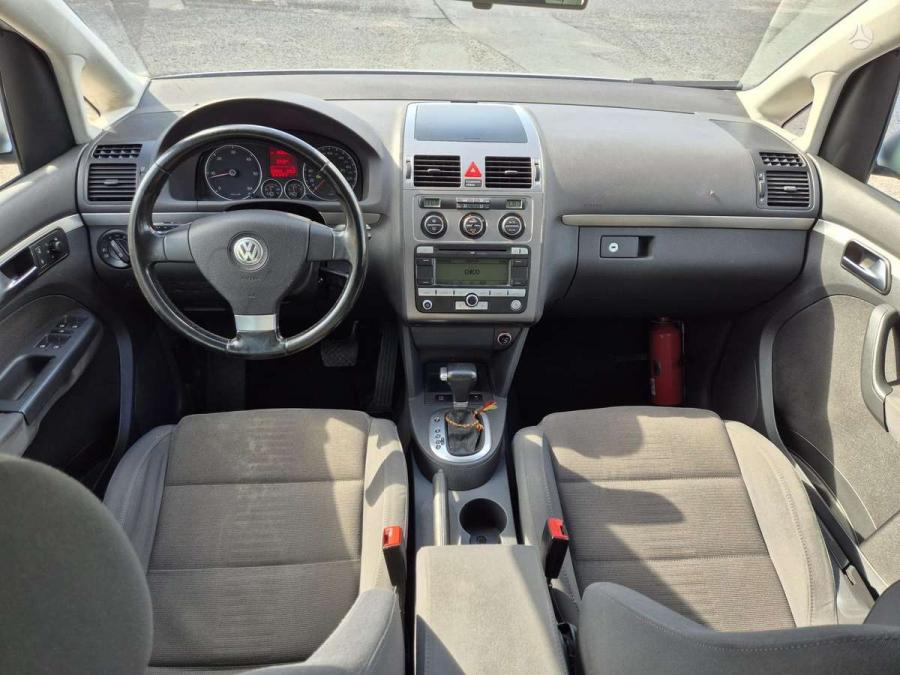 Pelēks Volkswagen Touran 2007 Šauļi, ar dzinēja tilpumu 1.90 L un nobraukumu 280 tūkst. km par 3700 €, foto 10 vietnē AUTOMOTO.COM.LV
