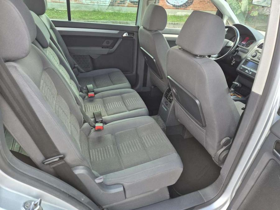 Pelēks Volkswagen Touran 2007 Šauļi, ar dzinēja tilpumu 1.90 L un nobraukumu 280 tūkst. km par 3700 €, foto 12 vietnē AUTOMOTO.COM.LV