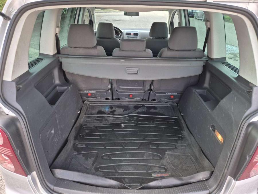 Pelēks Volkswagen Touran 2007 Šauļi, ar dzinēja tilpumu 1.90 L un nobraukumu 280 tūkst. km par 3700 €, foto 13 vietnē AUTOMOTO.COM.LV