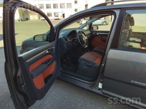 Grey Volkswagen Touran 2007 in Riga, with an engine capacity of 1.90 L and mileage of 220 thousand km for 4750 €, photo 4 on AUTOMOTO.COM.LV