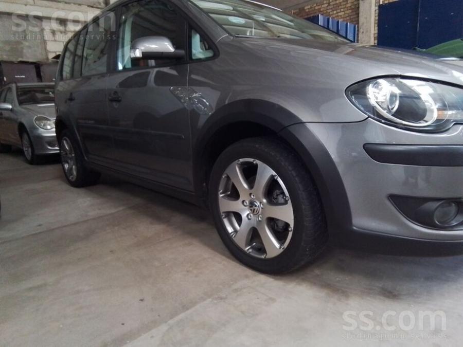 Grey Volkswagen Touran 2007 in Riga, with an engine capacity of 1.90 L and mileage of 220 thousand km for 4750 €, photo 6 on AUTOMOTO.COM.LV