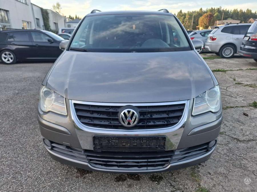 Grey Volkswagen Touran 2007 in Utena, with an engine capacity of 1.97 L and mileage of 215 thousand km for 2900 €, photo 6 on AUTOMOTO.COM.LV