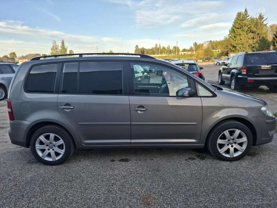 Grey Volkswagen Touran 2007 in Utena, with an engine capacity of 1.97 L and mileage of 215 thousand km for 2900 €, photo 8 on AUTOMOTO.COM.LV
