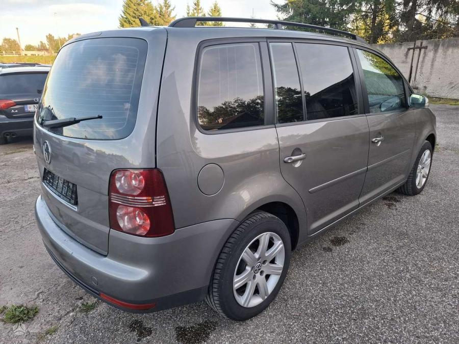 Grey Volkswagen Touran 2007 in Utena, with an engine capacity of 1.97 L and mileage of 215 thousand km for 2900 €, photo 9 on AUTOMOTO.COM.LV