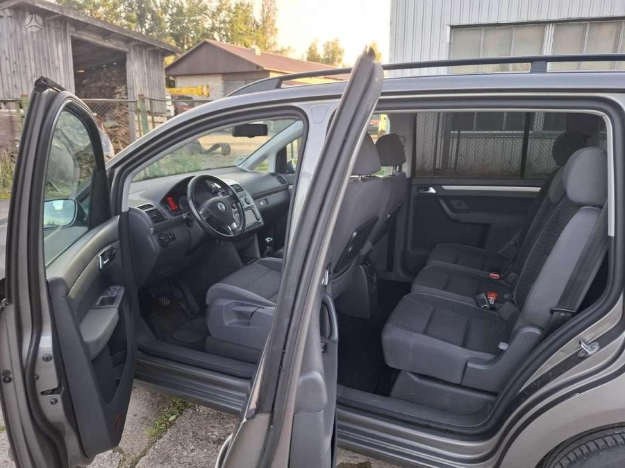 Grey Volkswagen Touran 2007 in Utena, with an engine capacity of 1.97 L and mileage of 215 thousand km for 2900 €, photo 19 on AUTOMOTO.COM.LV