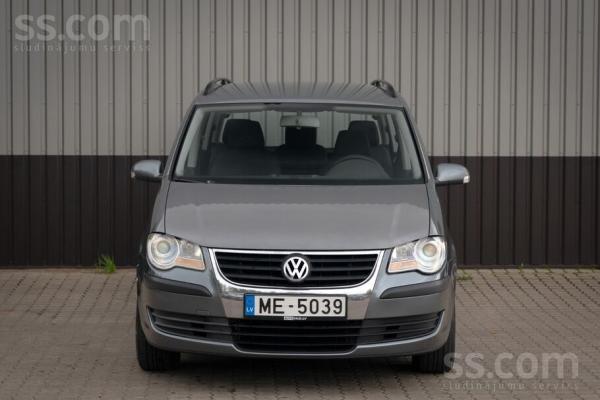 Pelēks Volkswagen Touran 2007 Talsi, ar dzinēja tilpumu 1.90 L un nobraukumu 378 tūkst. km par 1190 €, foto 3 vietnē AUTOMOTO.COM.LV