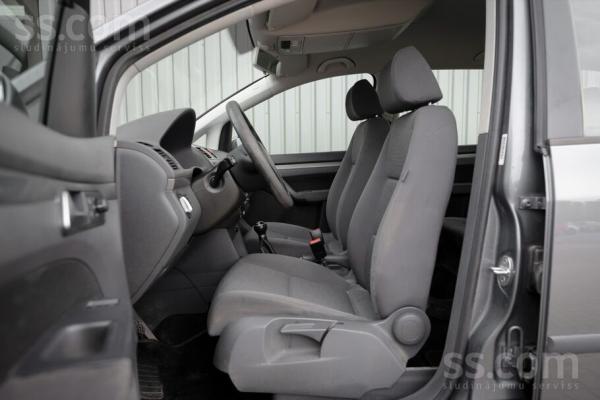 Pelēks Volkswagen Touran 2007 Talsi, ar dzinēja tilpumu 1.90 L un nobraukumu 378 tūkst. km par 1190 €, foto 10 vietnē AUTOMOTO.COM.LV