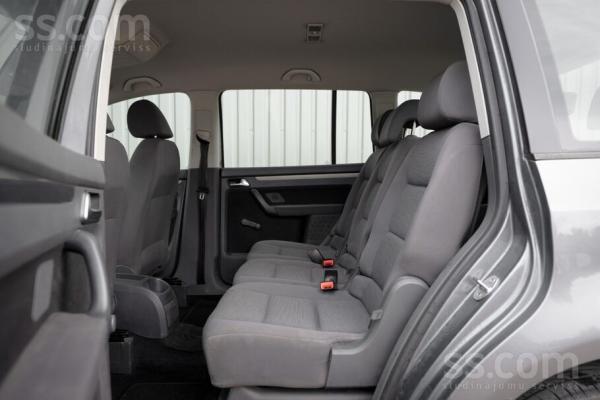 Pelēks Volkswagen Touran 2007 Talsi, ar dzinēja tilpumu 1.90 L un nobraukumu 378 tūkst. km par 1190 €, foto 11 vietnē AUTOMOTO.COM.LV