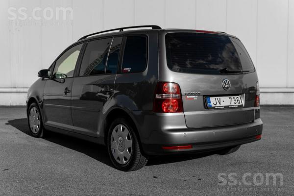 Volkswagen Touran 2007 Jelgava vietnē Pelēks Volkswagen Touran 2007 Jelgava, ar dzinēja tilpumu 1.90 L un nobraukumu 276 tūkst. km par 3500 €, foto 5 vietnē AUTOMOTO.COM.LV