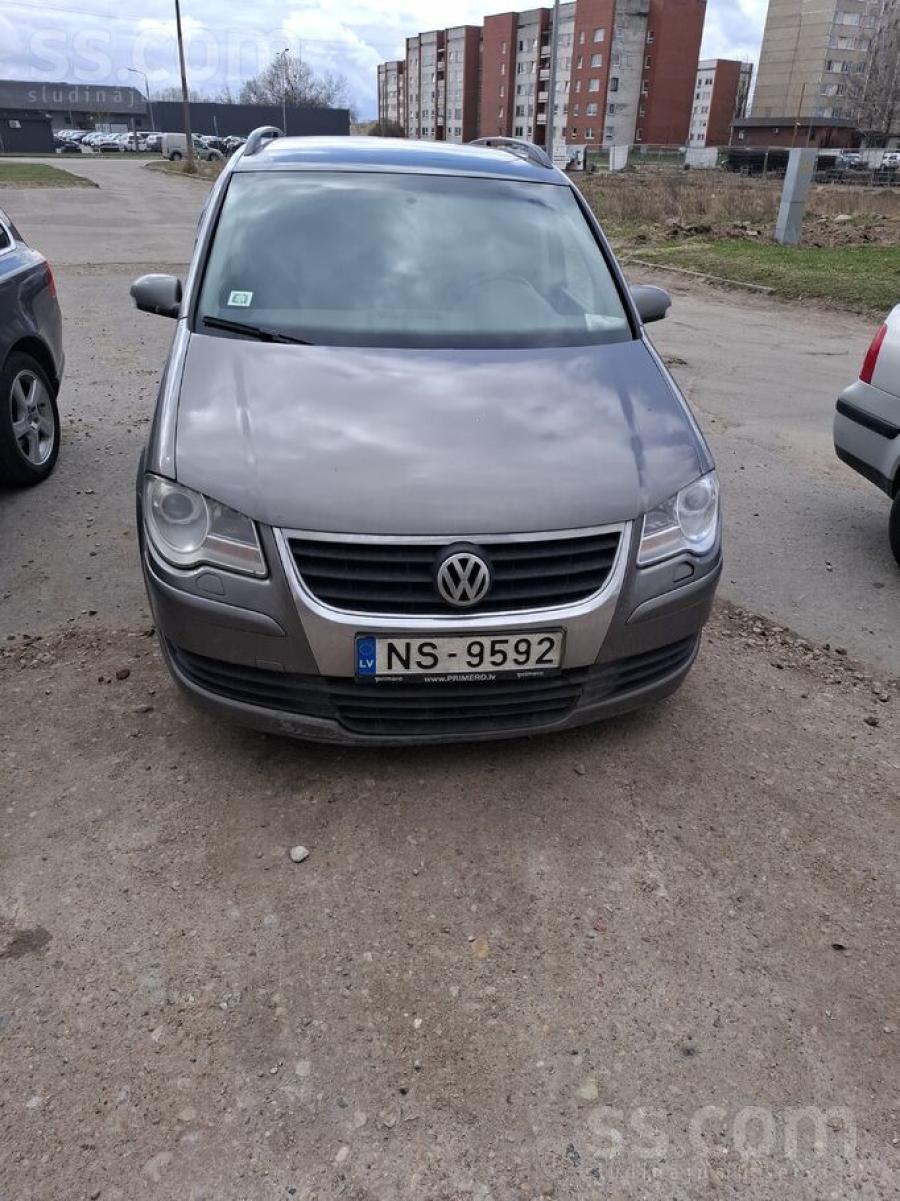 Pelēks Volkswagen Touran 2008 Jelgava, ar dzinēja tilpumu 2.00 L un nobraukumu 415 tūkst. km par 5950 €, foto 1 vietnē AUTOMOTO.COM.LV