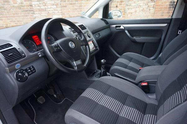 Grey Volkswagen Touran 2008 in Kedainiai, with an engine capacity of 1.90 L and mileage of 288 thousand km for 3750 €, photo 11 on AUTOMOTO.COM.LV