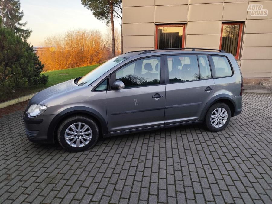 Pelēks Volkswagen Touran 2008 Mažeikiai, ar dzinēja tilpumu 1.90 L un nobraukumu 289 tūkst. km par 3950 €, foto 2 vietnē AUTOMOTO.COM.LV
