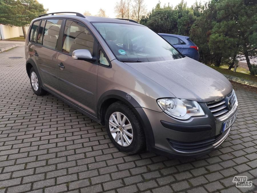 Pelēks Volkswagen Touran 2008 Mažeikiai, ar dzinēja tilpumu 1.90 L un nobraukumu 289 tūkst. km par 3950 €, foto 7 vietnē AUTOMOTO.COM.LV