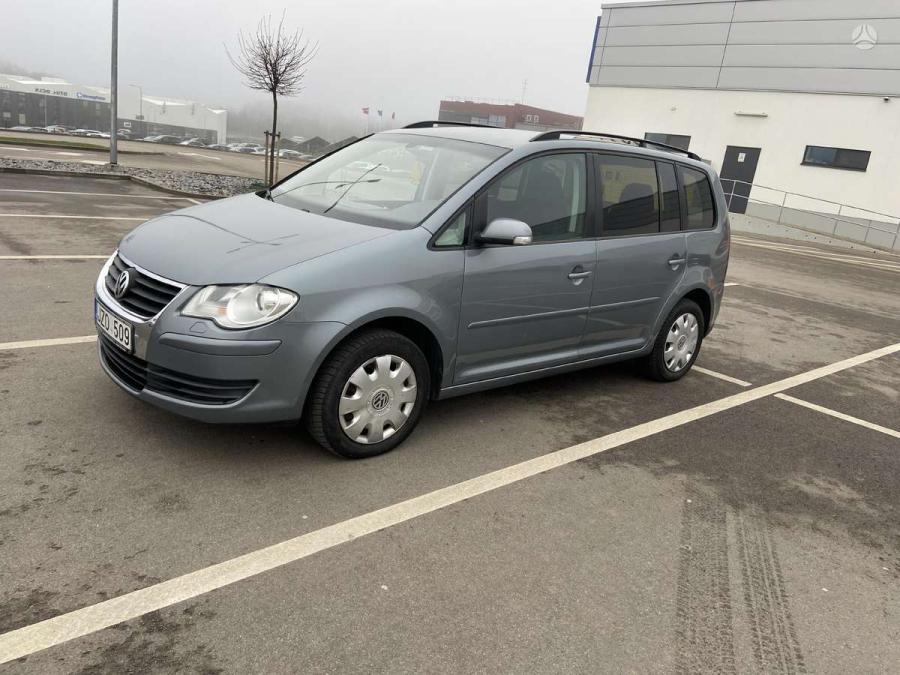 Pelēks Volkswagen Touran 2008 Kauņa, ar dzinēja tilpumu 1.40 L un nobraukumu 336 tūkst. km par 3450 €, foto 2 vietnē AUTOMOTO.COM.LV