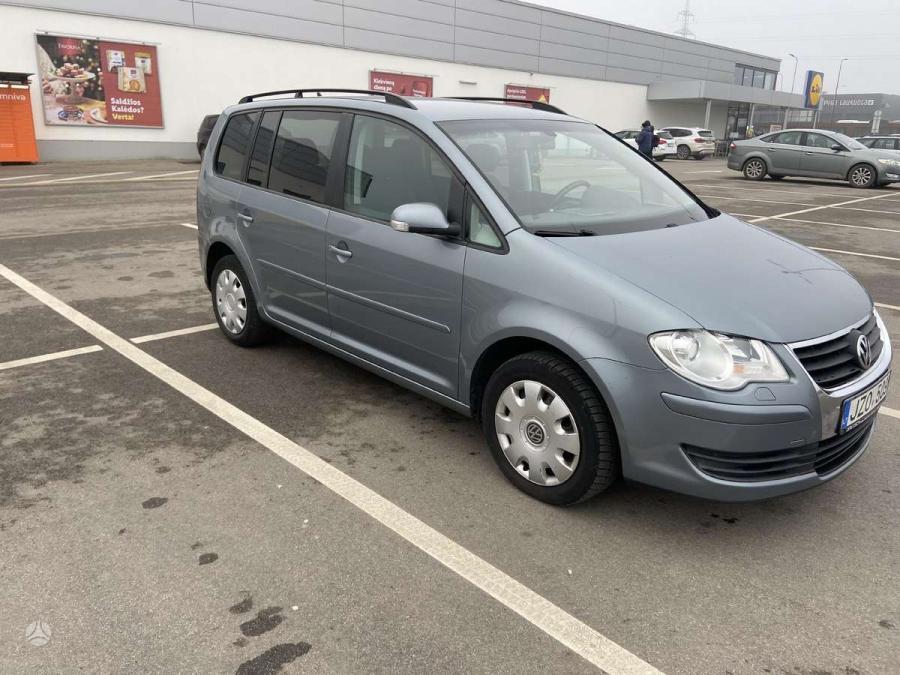 Pelēks Volkswagen Touran 2008 Kauņa, ar dzinēja tilpumu 1.40 L un nobraukumu 336 tūkst. km par 3450 €, foto 3 vietnē AUTOMOTO.COM.LV