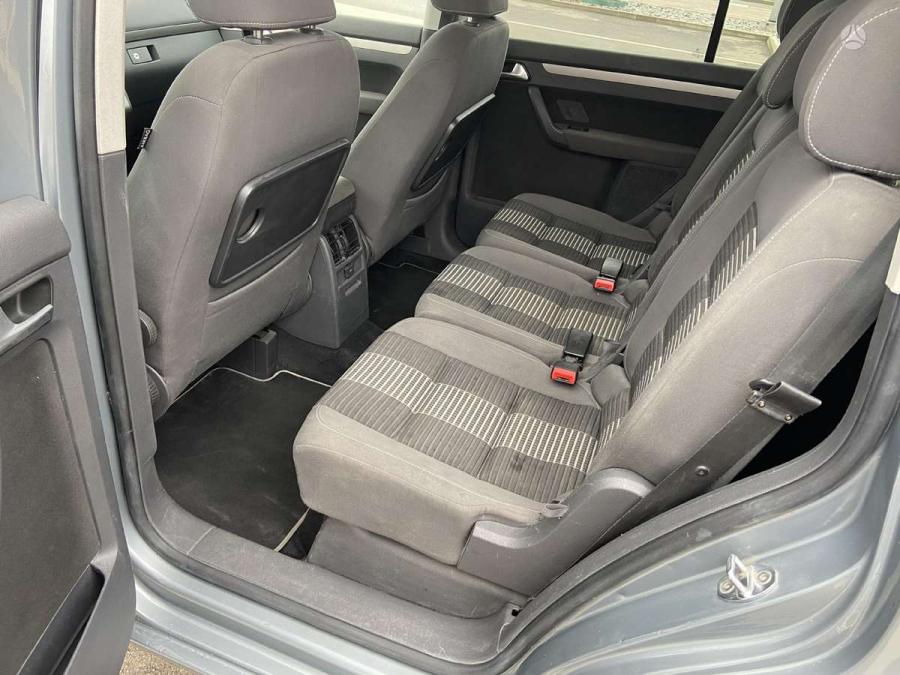 Pelēks Volkswagen Touran 2008 Kauņa, ar dzinēja tilpumu 1.40 L un nobraukumu 336 tūkst. km par 3450 €, foto 5 vietnē AUTOMOTO.COM.LV