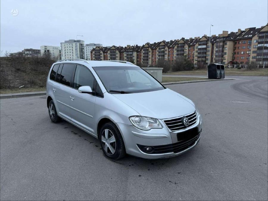 Pelēks Volkswagen Touran 2008 Viļņa, ar dzinēja tilpumu 1.90 L un nobraukumu 358 tūkst. km par 2900 €, foto 1 vietnē AUTOMOTO.COM.LV