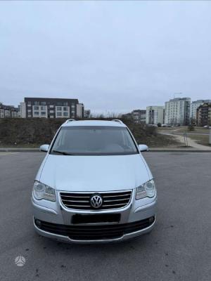 Pelēks Volkswagen Touran 2008 Viļņa, ar dzinēja tilpumu 1.90 L un nobraukumu 358 tūkst. km par 2900 €, foto 2 vietnē AUTOMOTO.COM.LV