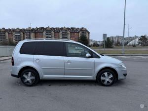 Pelēks Volkswagen Touran 2008 Viļņa, ar dzinēja tilpumu 1.90 L un nobraukumu 358 tūkst. km par 2900 €, foto 4 vietnē AUTOMOTO.COM.LV