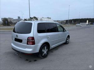 Pelēks Volkswagen Touran 2008 Viļņa, ar dzinēja tilpumu 1.90 L un nobraukumu 358 tūkst. km par 2900 €, foto 5 vietnē AUTOMOTO.COM.LV