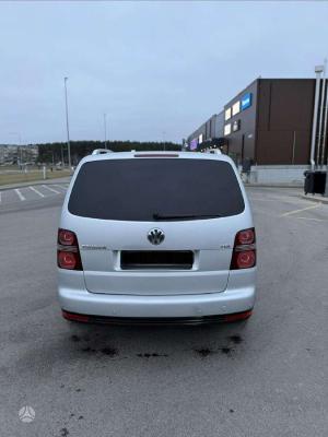 Pelēks Volkswagen Touran 2008 Viļņa, ar dzinēja tilpumu 1.90 L un nobraukumu 358 tūkst. km par 2900 €, foto 6 vietnē AUTOMOTO.COM.LV
