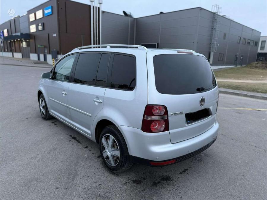 Pelēks Volkswagen Touran 2008 Viļņa, ar dzinēja tilpumu 1.90 L un nobraukumu 358 tūkst. km par 2900 €, foto 7 vietnē AUTOMOTO.COM.LV