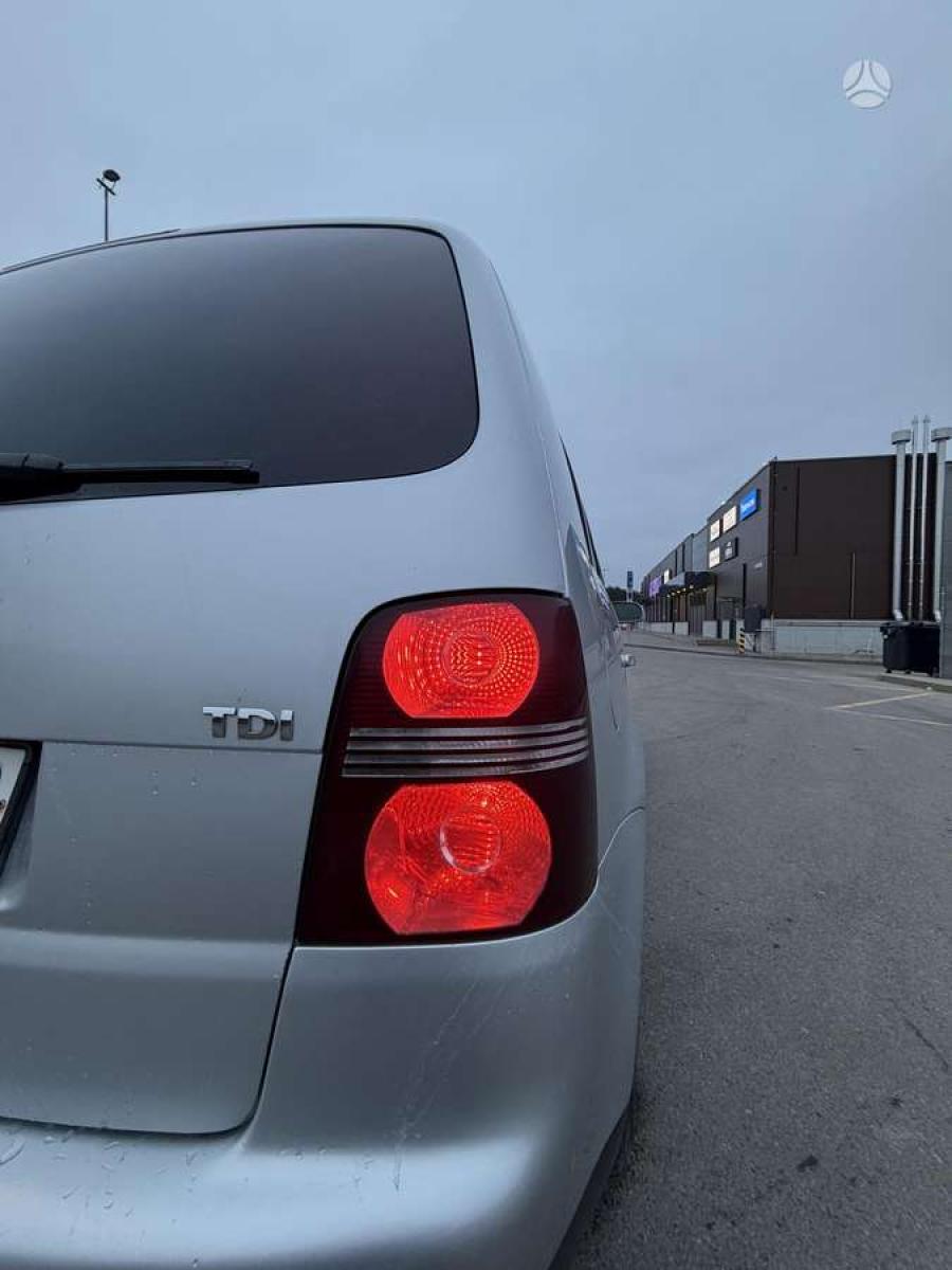 Pelēks Volkswagen Touran 2008 Viļņa, ar dzinēja tilpumu 1.90 L un nobraukumu 358 tūkst. km par 2900 €, foto 16 vietnē AUTOMOTO.COM.LV