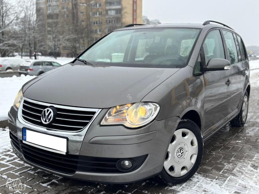 Pelēks Volkswagen Touran 2008 Kauņa, ar dzinēja tilpumu 2.00 L un nobraukumu 400 tūkst. km par 1500 €, foto 1 vietnē AUTOMOTO.COM.LV
