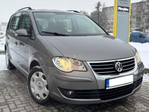 Pelēks Volkswagen Touran 2008 Kauņa, ar dzinēja tilpumu 2.00 L un nobraukumu 400 tūkst. km par 1500 €, foto 2 vietnē AUTOMOTO.COM.LV