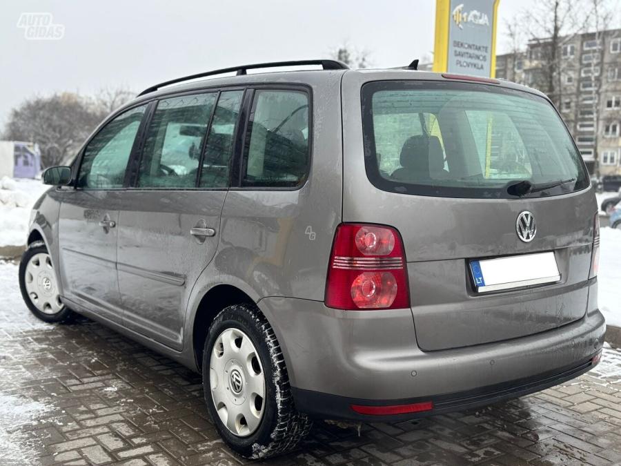 Pelēks Volkswagen Touran 2008 Kauņa, ar dzinēja tilpumu 2.00 L un nobraukumu 400 tūkst. km par 1500 €, foto 4 vietnē AUTOMOTO.COM.LV