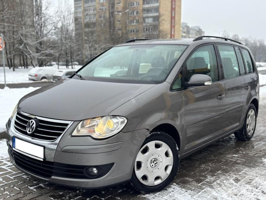 Pelēks Volkswagen Touran 2008 Kauņa, ar dzinēja tilpumu 2.00 L un nobraukumu 400 tūkst. km par 1500 €, foto 5 vietnē AUTOMOTO.COM.LV